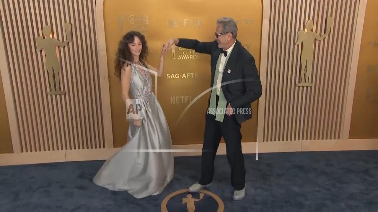 Jeff Goldbum, Jamie Lee Curtis, Moeka Hoshi, Kaitlyn Dever pose at SAG ...