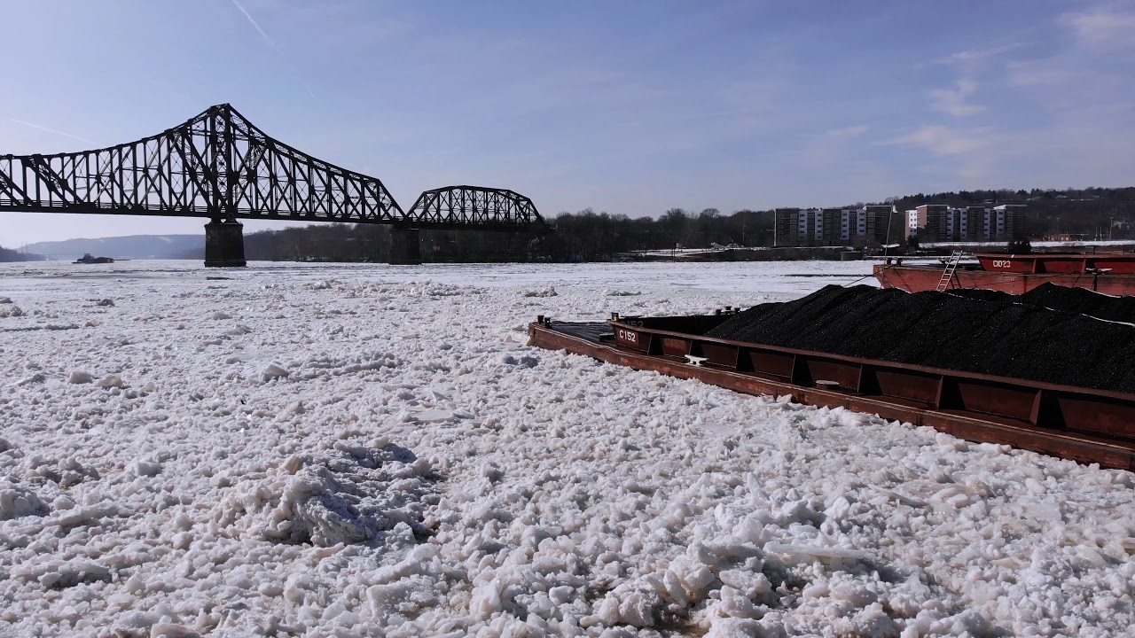 BARGE PUSHING THROUGH THE ICE ON THE OHIO - YouTube