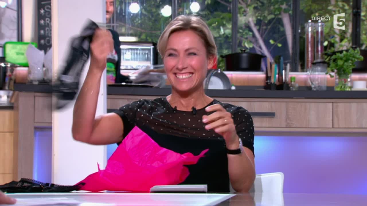 Quand Roselyne Bachelot offre... un string à Anne-Sophie Lapix - C à vous - 24/09/2014 - YouTube