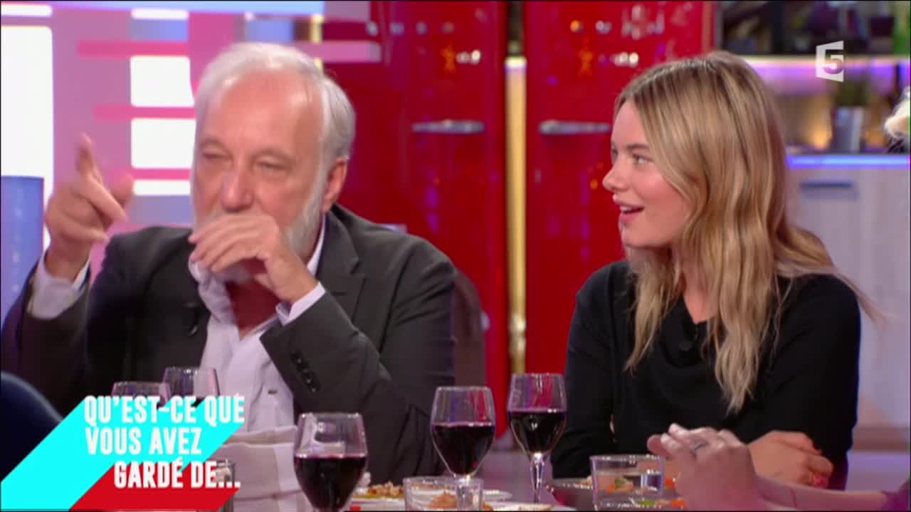 Camille Rowe défile chez C à Vous - 30/09/2016 - YouTube