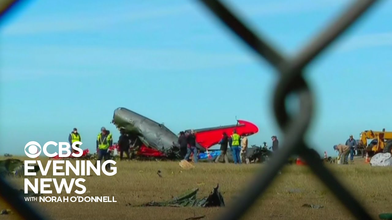 Mid-air collision at Dallas airshow kills 6 - YouTube