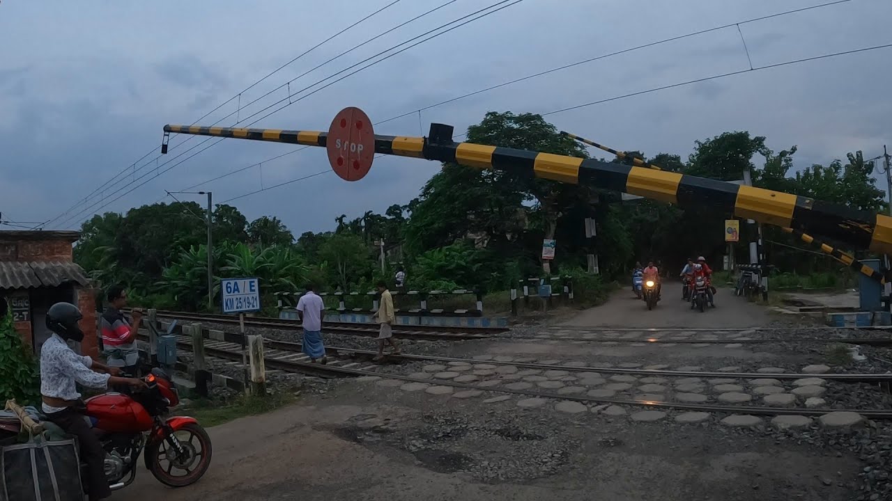 😯The train from Digha to NJP Paharia express & MEMU train crosses ...