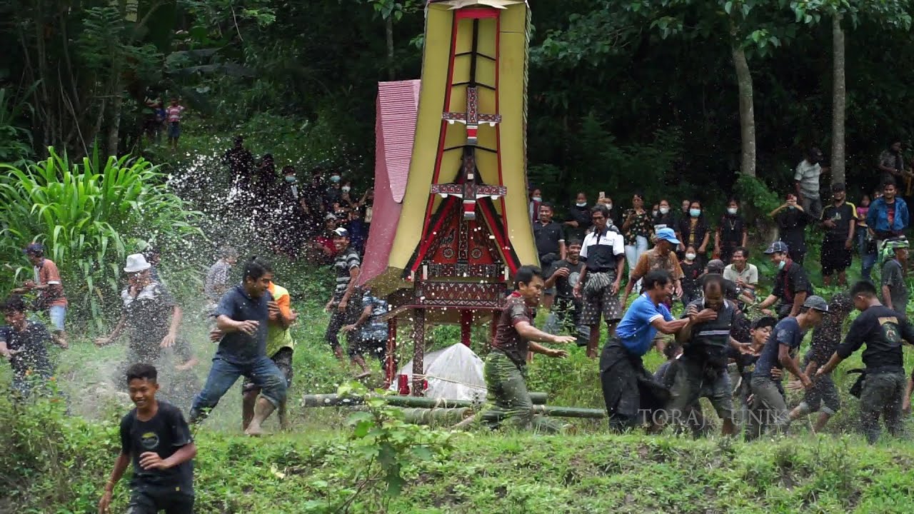 Tradisi mengantar jenaza ke liang kubur di Toraja - YouTube