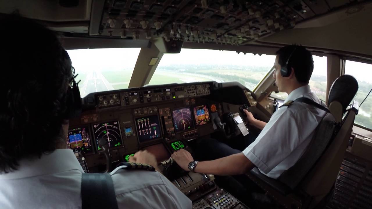 My first 747 landing. Cockpit view - YouTube