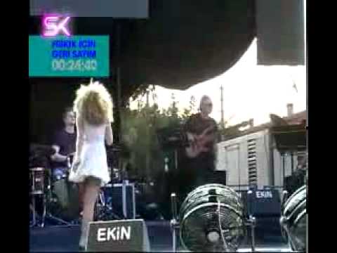 Hadise'nin Manisa Konseri Beyaz Mini havalı eteği