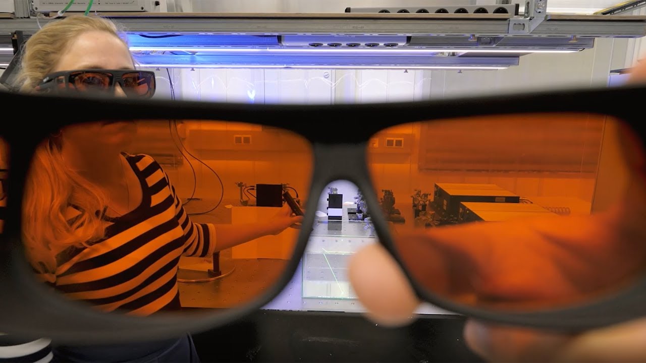 Experimente mit Licht: Was passiert, wenn Licht auf eine Oberfläche ...