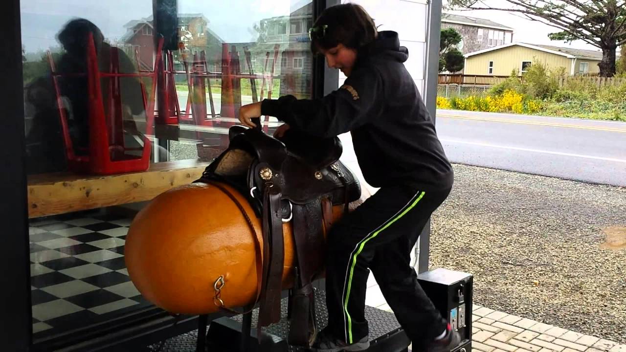 Riding the corn dog at Pronto Pup in Rockaway Beach, Oregon - YouTube