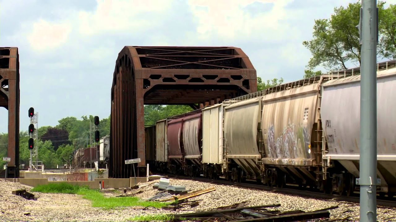 CSX 7512 Freight out of Barr Yard through Blue Island Illinois. - YouTube