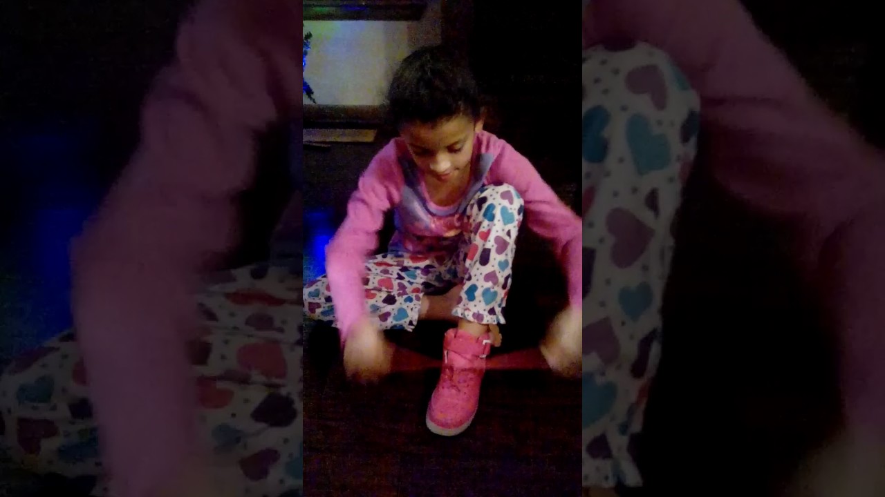 An easy way to braid your shoe laces! - YouTube