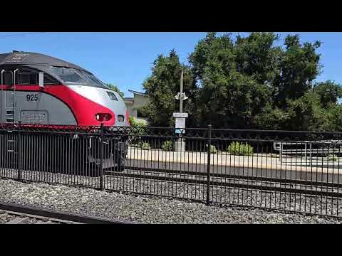 Caltrain JPBX 925 MPI MP36PH-3C leading Late Limited 508 at Sunnyvale Station - YouTube