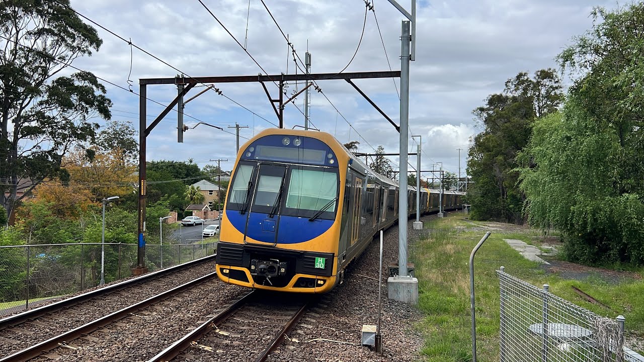 Sydney Trains: H30 + H54 arriving at Point Clare - YouTube