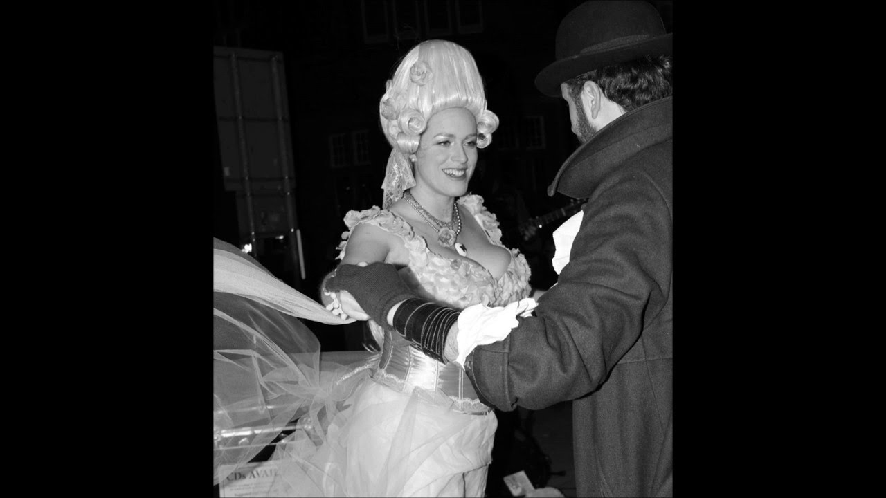 whitby busker and dancers - YouTube