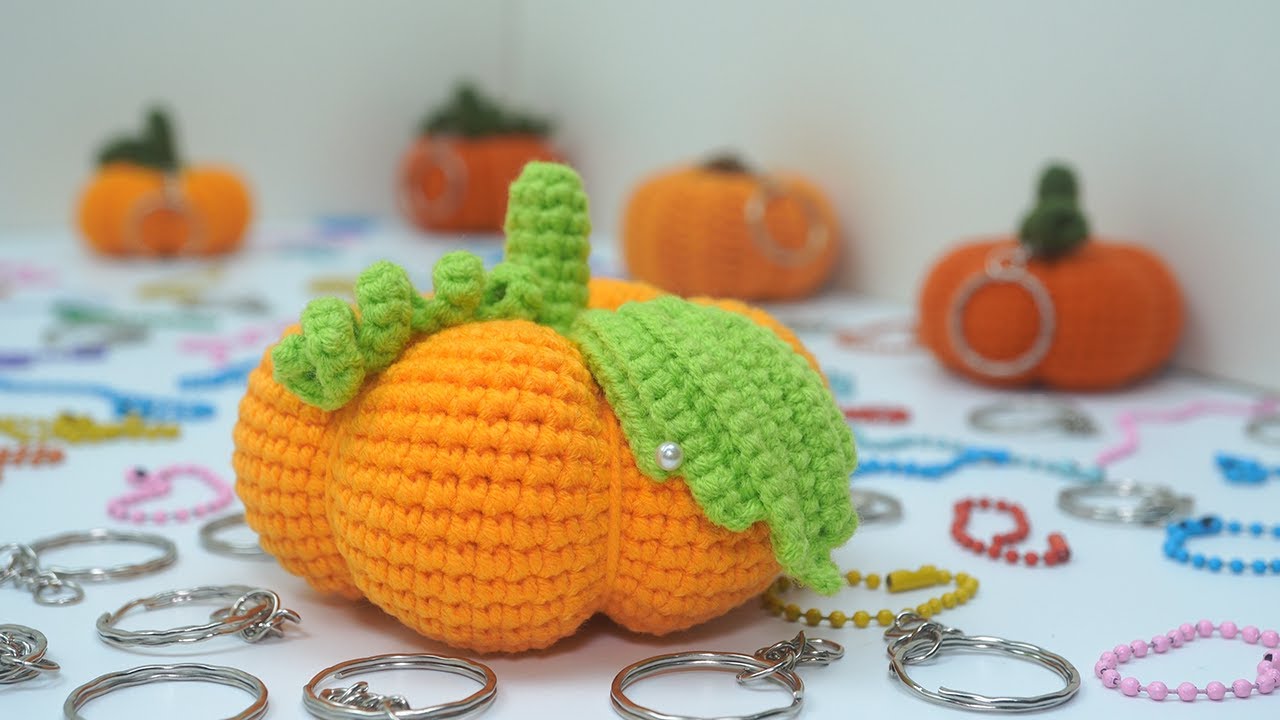 CROCHET PUMPKIN KEYCHAIN FOR BEGINNERS! VERY SIMPLE AND EASY TO FOLLOW ...
