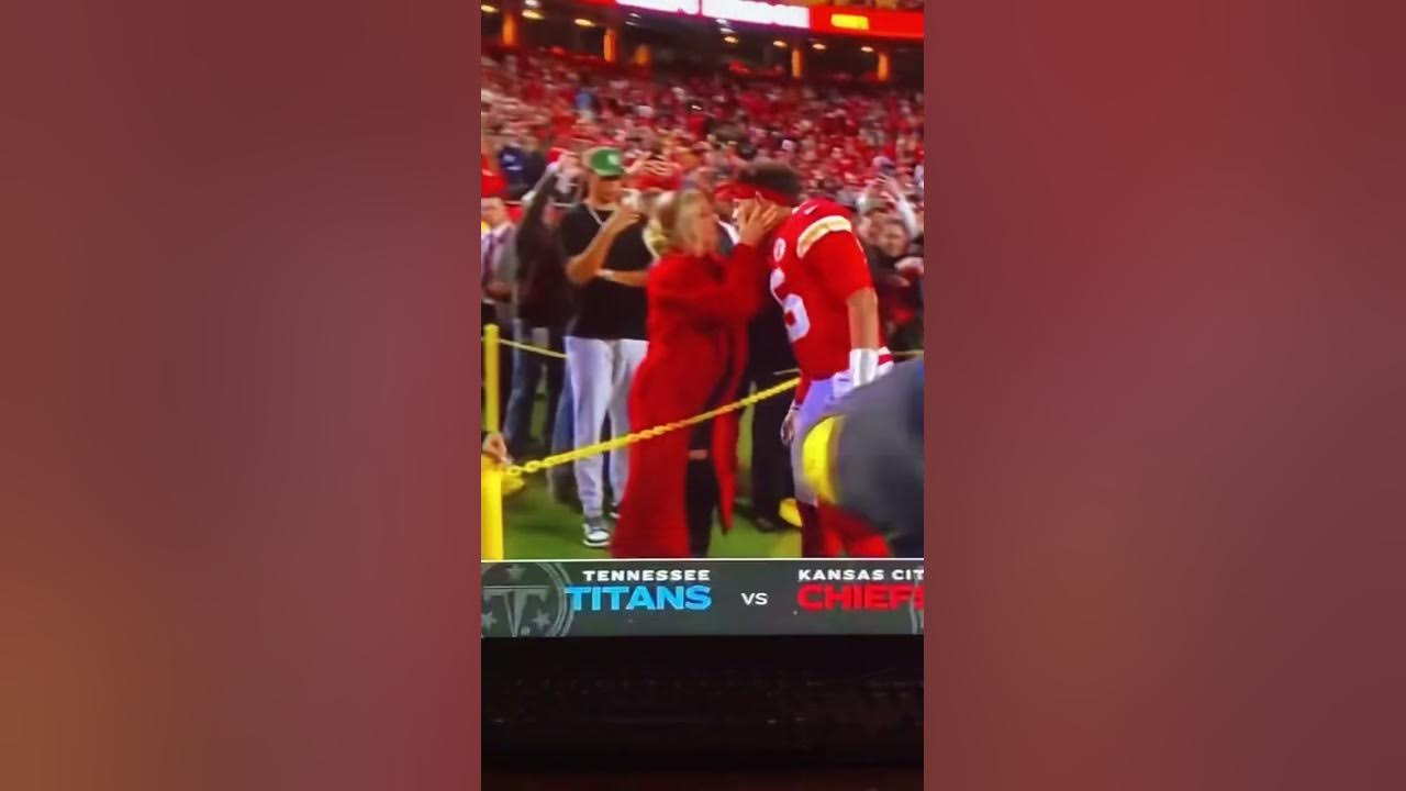 Patrick Mahomes Kissing Brittany Before Sunday Night Game Against Titans Youtube