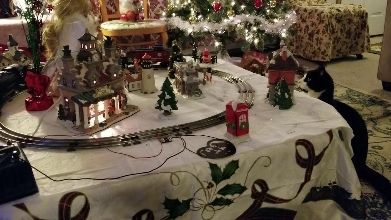 Lionel Train on Display table. - YouTube