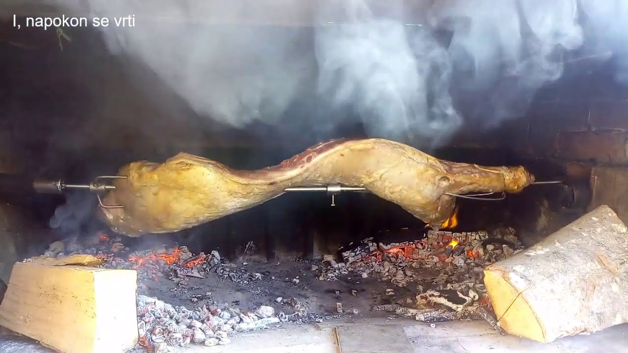 Pečenje pola jagnjeta na ražnju - YouTube