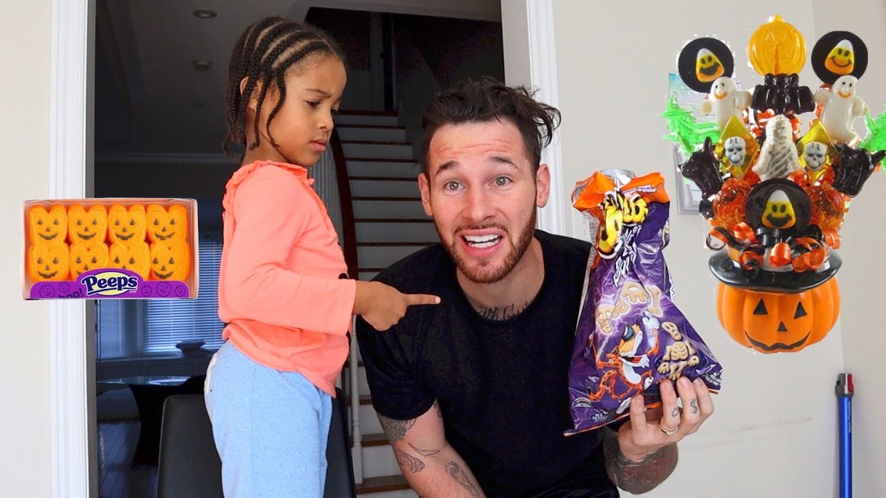 Eating Kids Halloween Candy Johny Johny Yes Papa - YouTube
