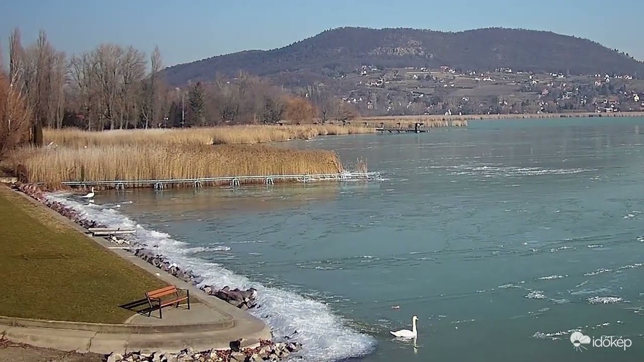 Így törik darabokra a Balaton jege Badacsonytomajnál - YouTube