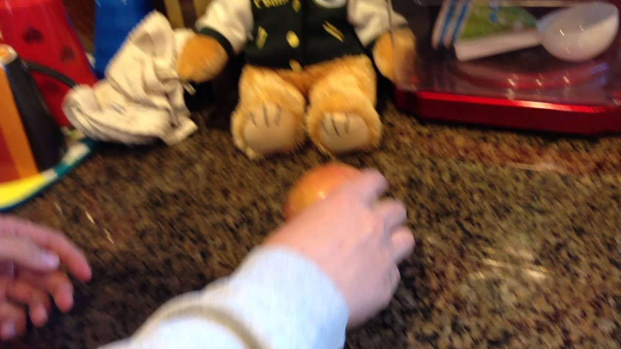 How to split an apple into two pieces with just your finger - YouTube