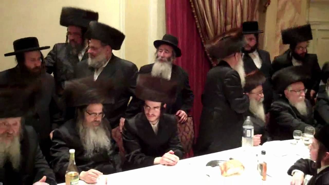 Satmar Rebbe dancing Mitzvah tantz - YouTube