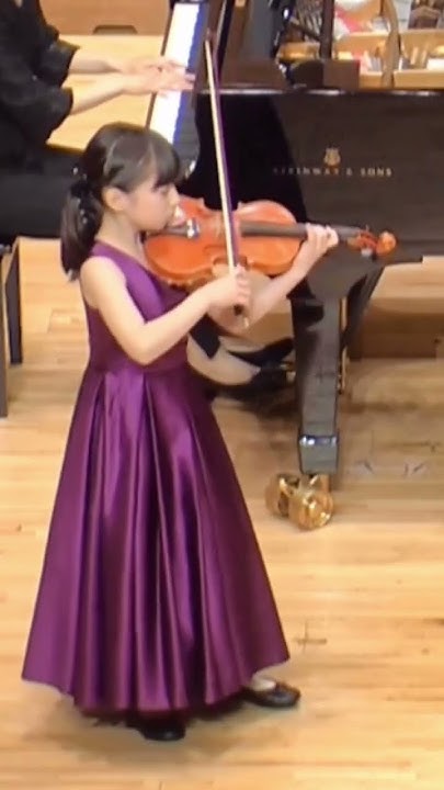 Younger sister's Violin concerto No.9 1st movement composed by C.Beriot in unveiled concert ...