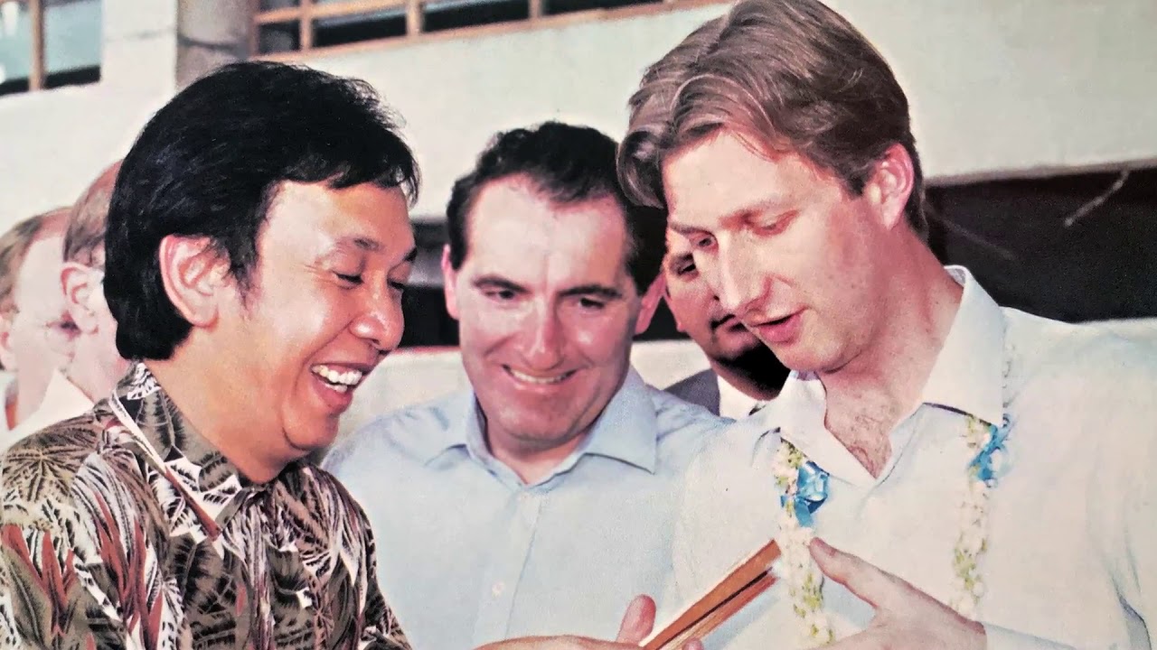 Ricky Reyes hairdresser, star and philanthropist - YouTube