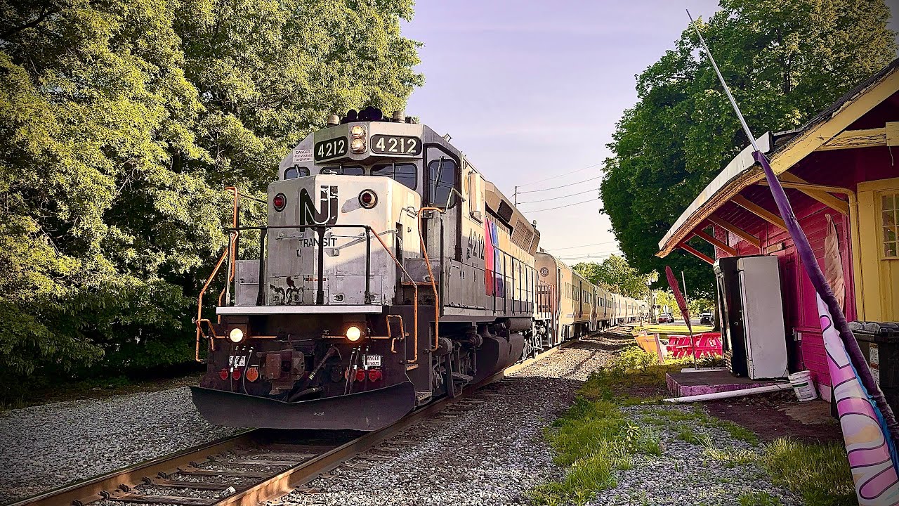 [4K/HDR]: NJ Transit train 1631 passes by Cranberry Jct. with GP40PH-2B ...