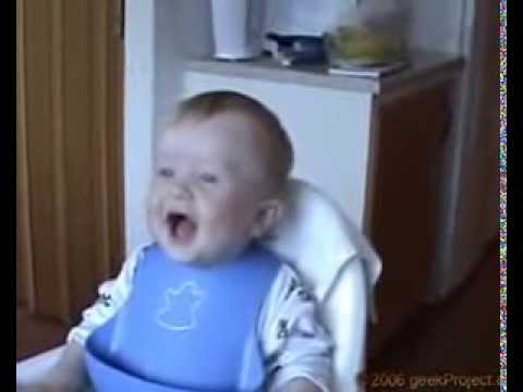 Küçük bebek gülmekten ölüyor :)