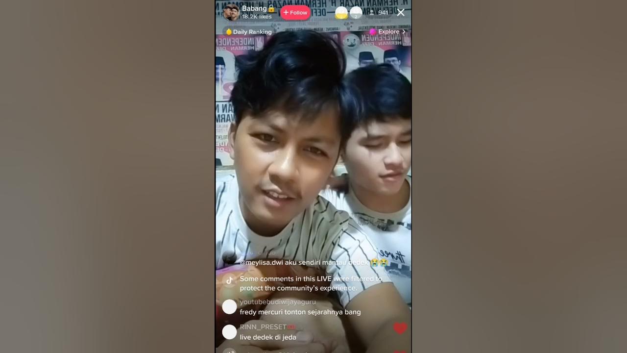 Pasangan Gay Homo Ini Ciuman mesra sekali di Live Tiktok sehabis Warung/Kedai Kopinya tutup ...