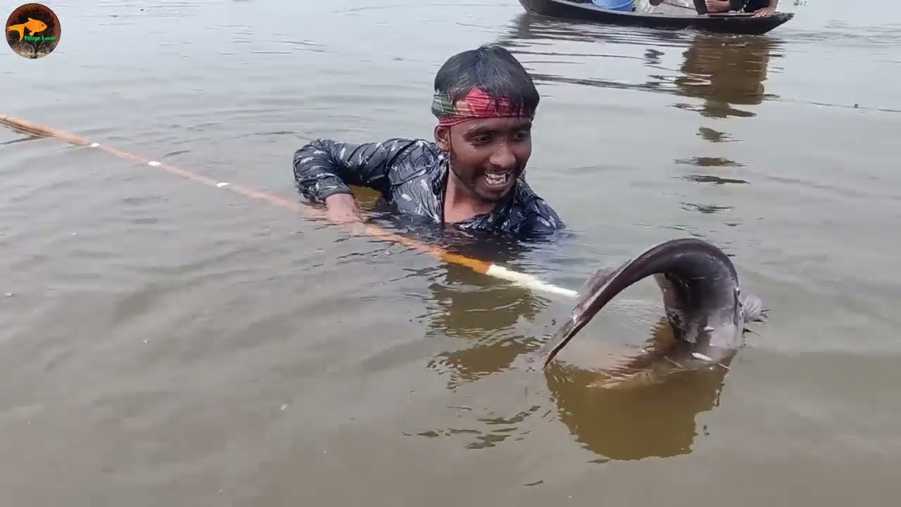 Amazing Smart Boy Jumping & Catching Big Fish By Boat 💖New Boat Fishing ...