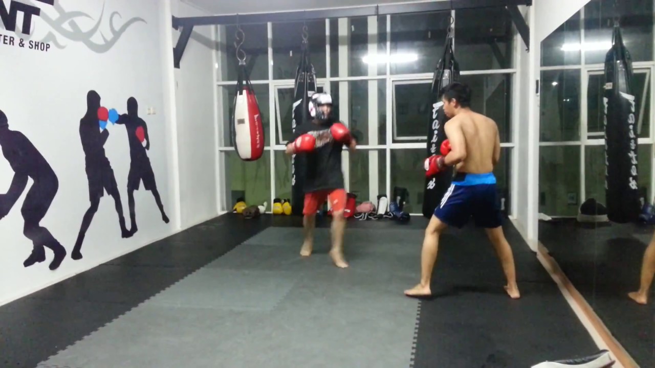 Weird boxing style - YouTube