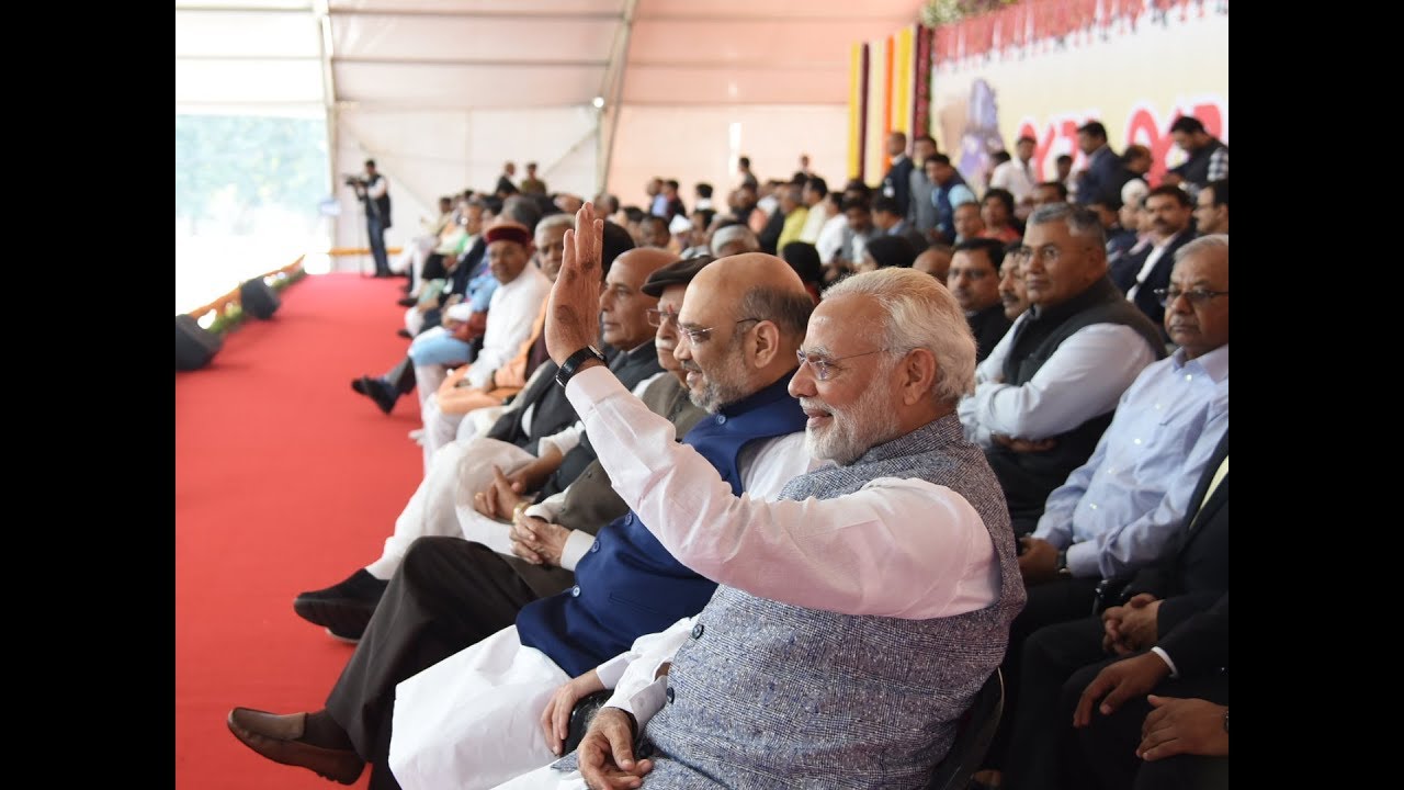 PM Modi attends swearing in ceremony of Gujarat CM Vijay Rupani in ...