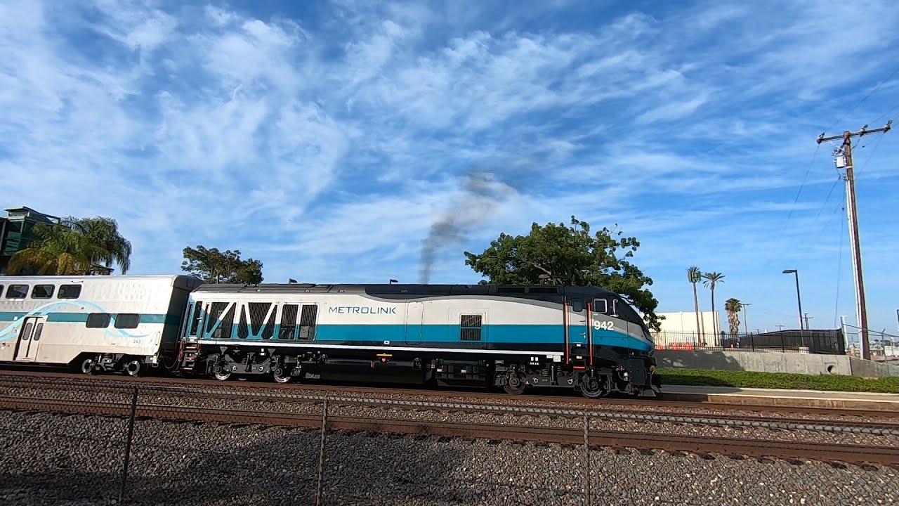 EMD F125 Metrolink in and out of Norwalk Station - YouTube