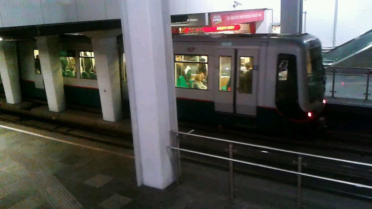 RET Metro 5 metro's op Beurs in diverse richtingen (Lijn D en E) - YouTube