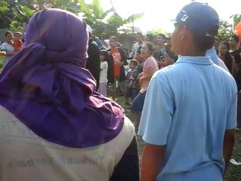 lomba makan pisang ibu-ibu RT 05
