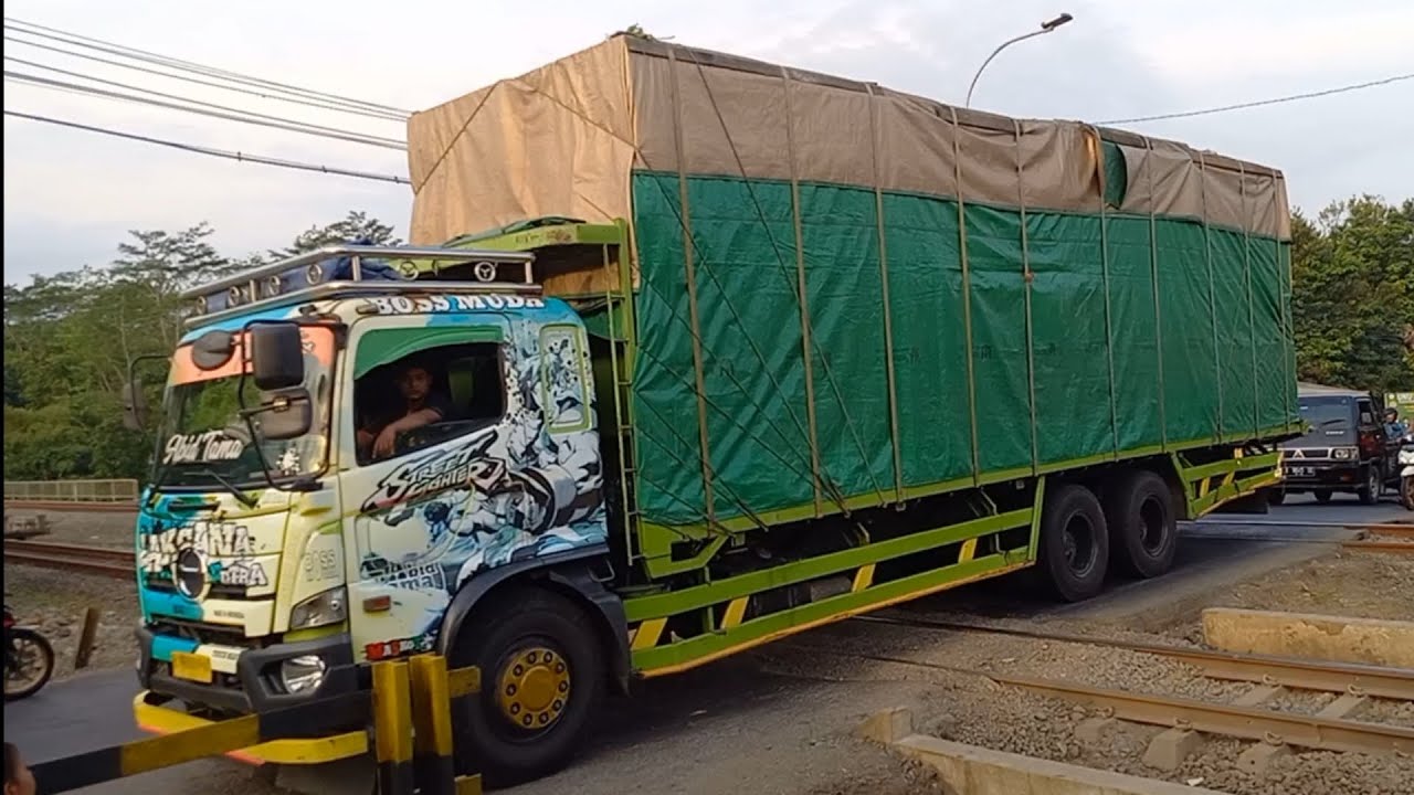 Basuri Telolet !! Mobil Truk, Mobil Kontainer, Mobil BBM melintas di ...