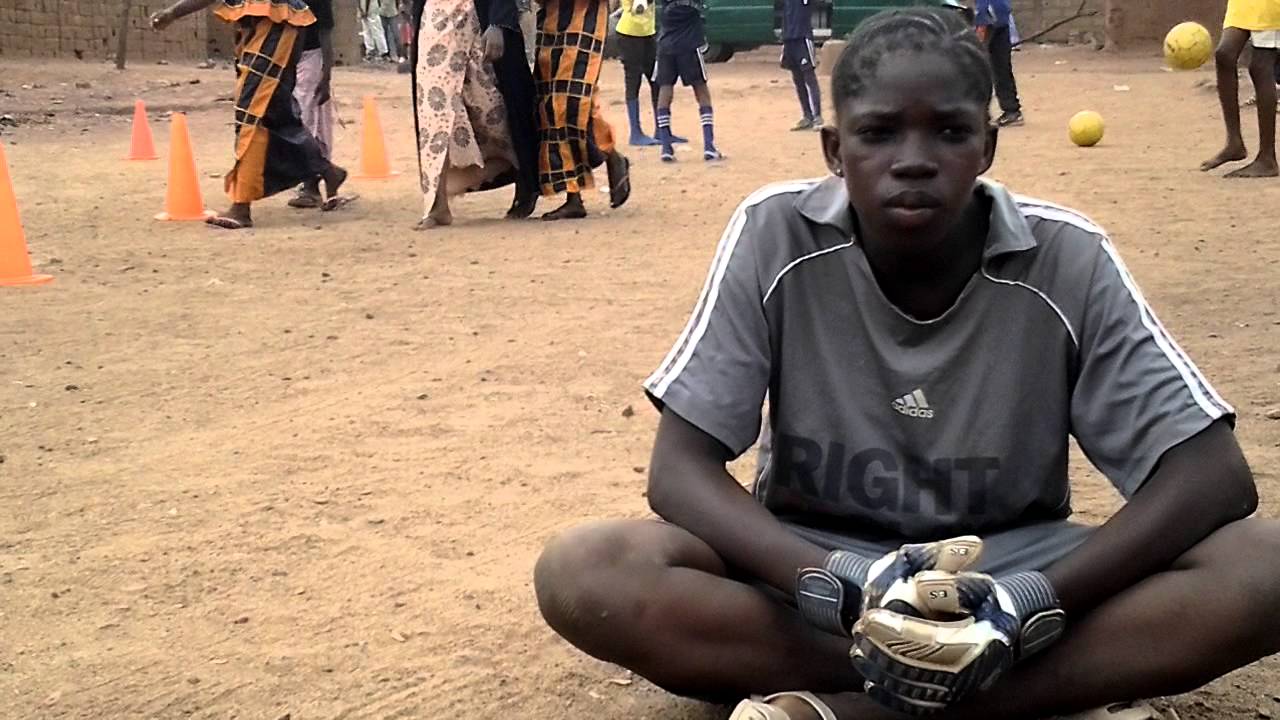 Adjaratou Traore, 15 anos, Portera Escuela centre sadio diarra - YouTube