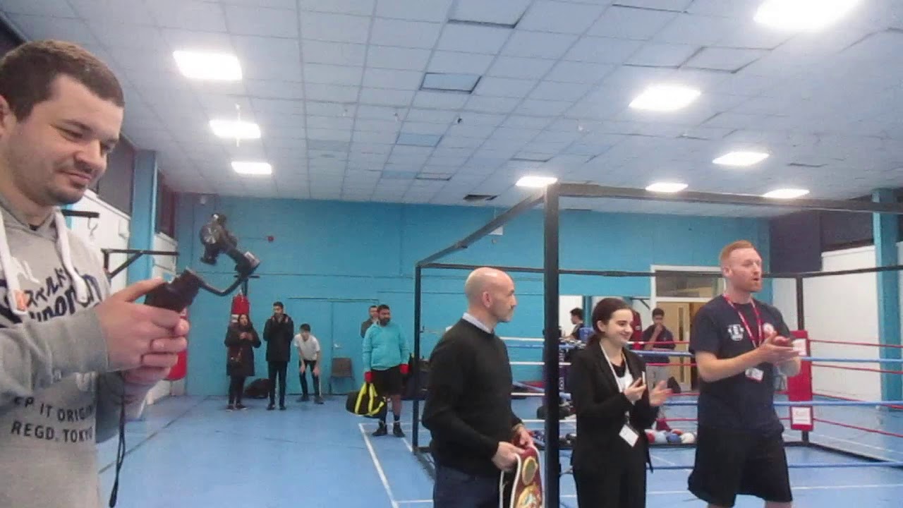 BARRY JONES VISITS FELTHAM COMMUNITY BOXING CLUB - YouTube