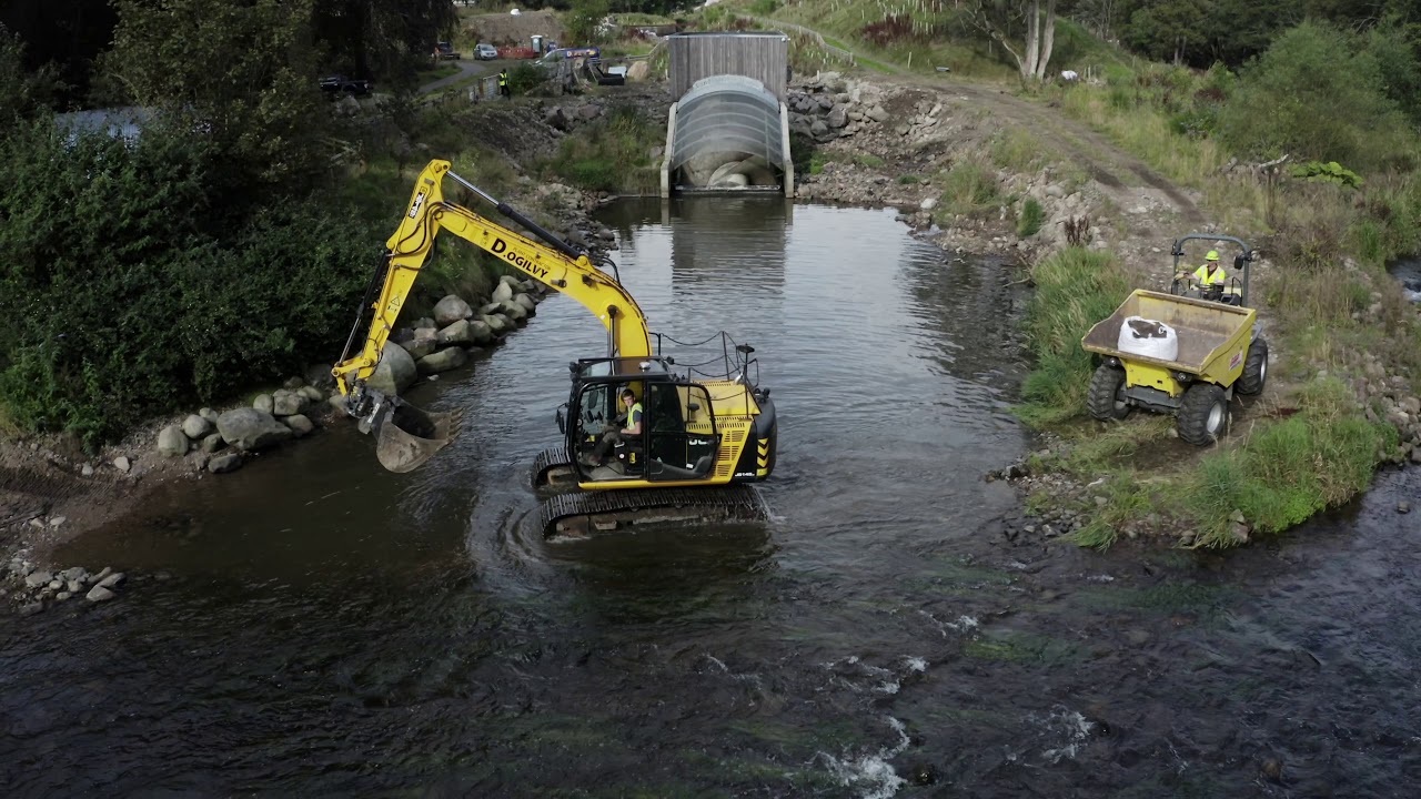 Digger at work. - YouTube