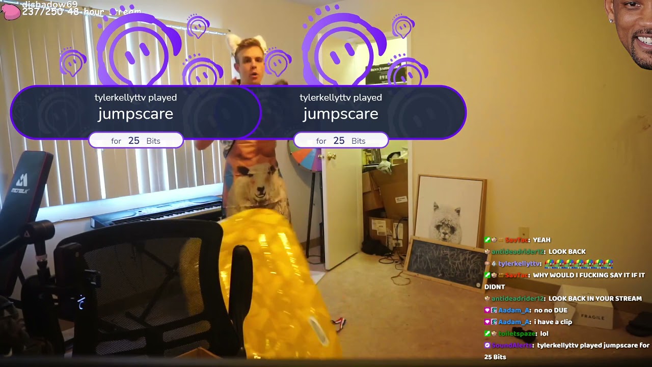 Streamer gets ghost scared - YouTube
