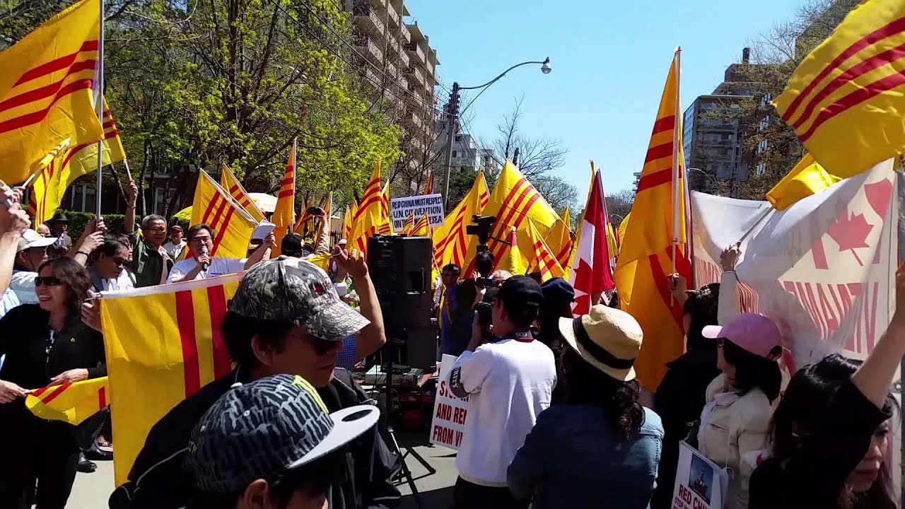 Vietnamese protest against China invading in Toronto Canada - YouTube