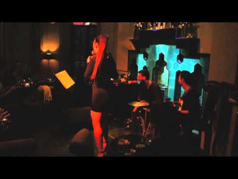 Esma ER Zihni bar sahnesi akustik canlı performans