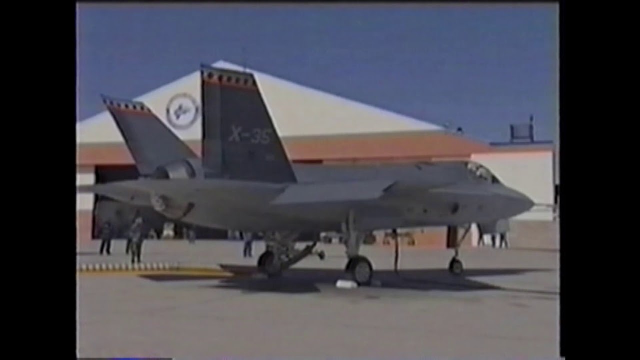 The 1st F-35 to fly into Fort Worth, Texas - YouTube