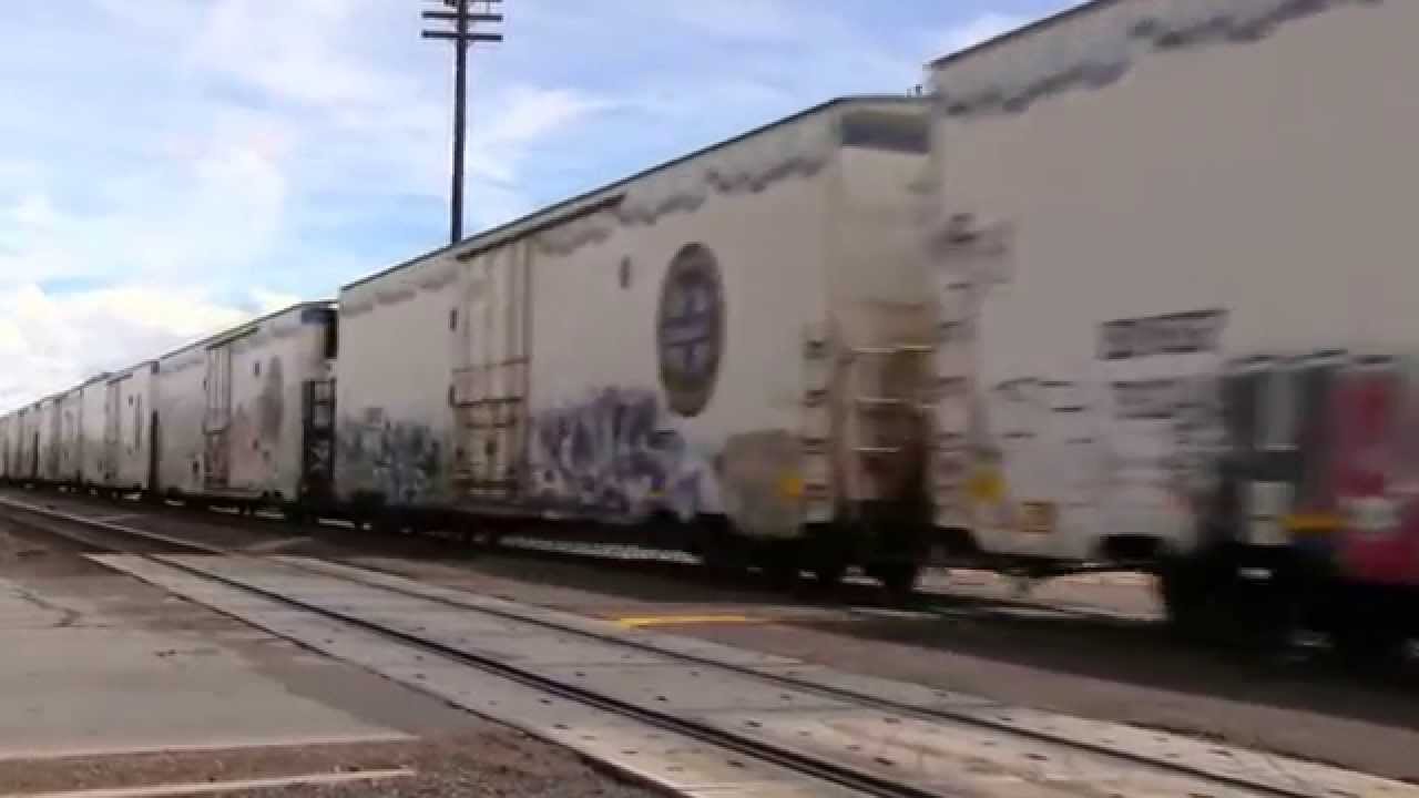 BNSF 6648 Leads a Reefer Train in Arizona - YouTube