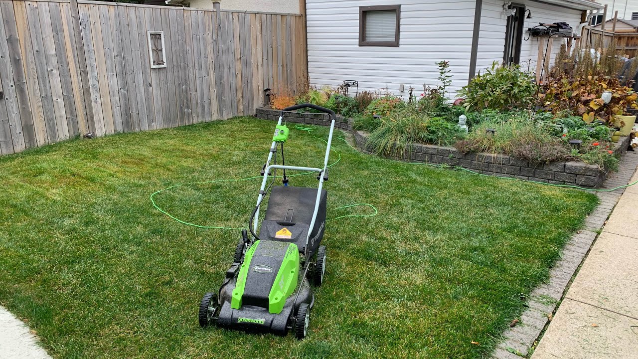 Last Cut Of The Year #lawncare #lawnmaintenance - YouTube