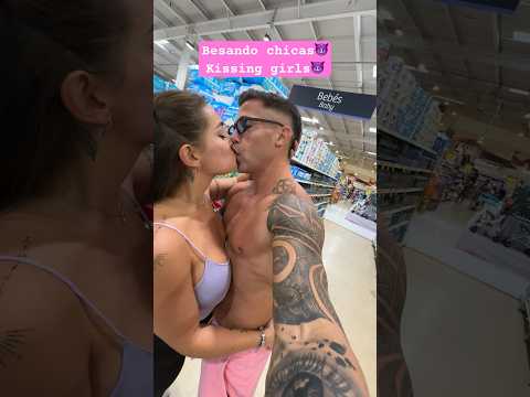 Besando chicas😈Kissing girls #beach #prank #tulumvibes #love #magic