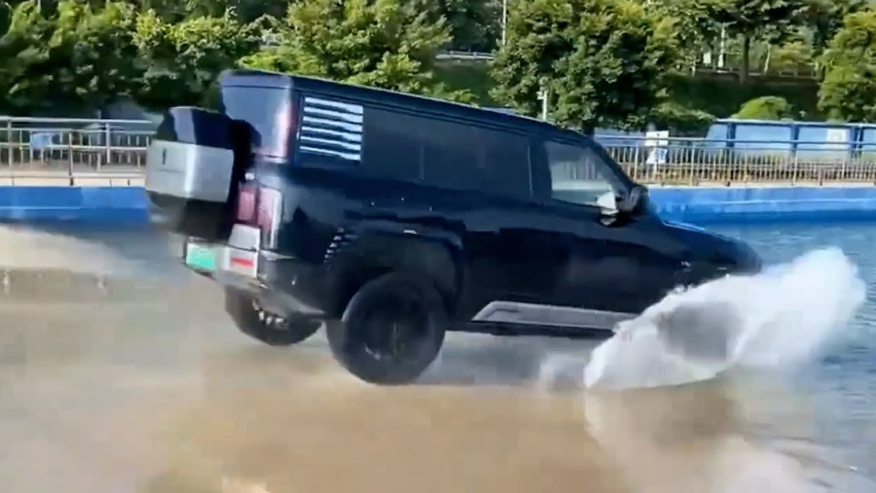 BYD Yangwang U8 Rapidly Dives into Water: Emergency Floating Feature ...