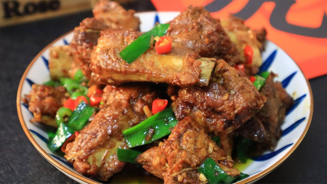 生炒排骨，这样做又香，又辣，又入味，还很软烂Stir-fried pork ribs are fragrant, spicy, tasty ...