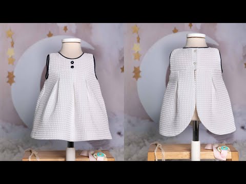 Vestido de piqué blanco y tablones. REVISTA PATRONES INFANTILES nº 29