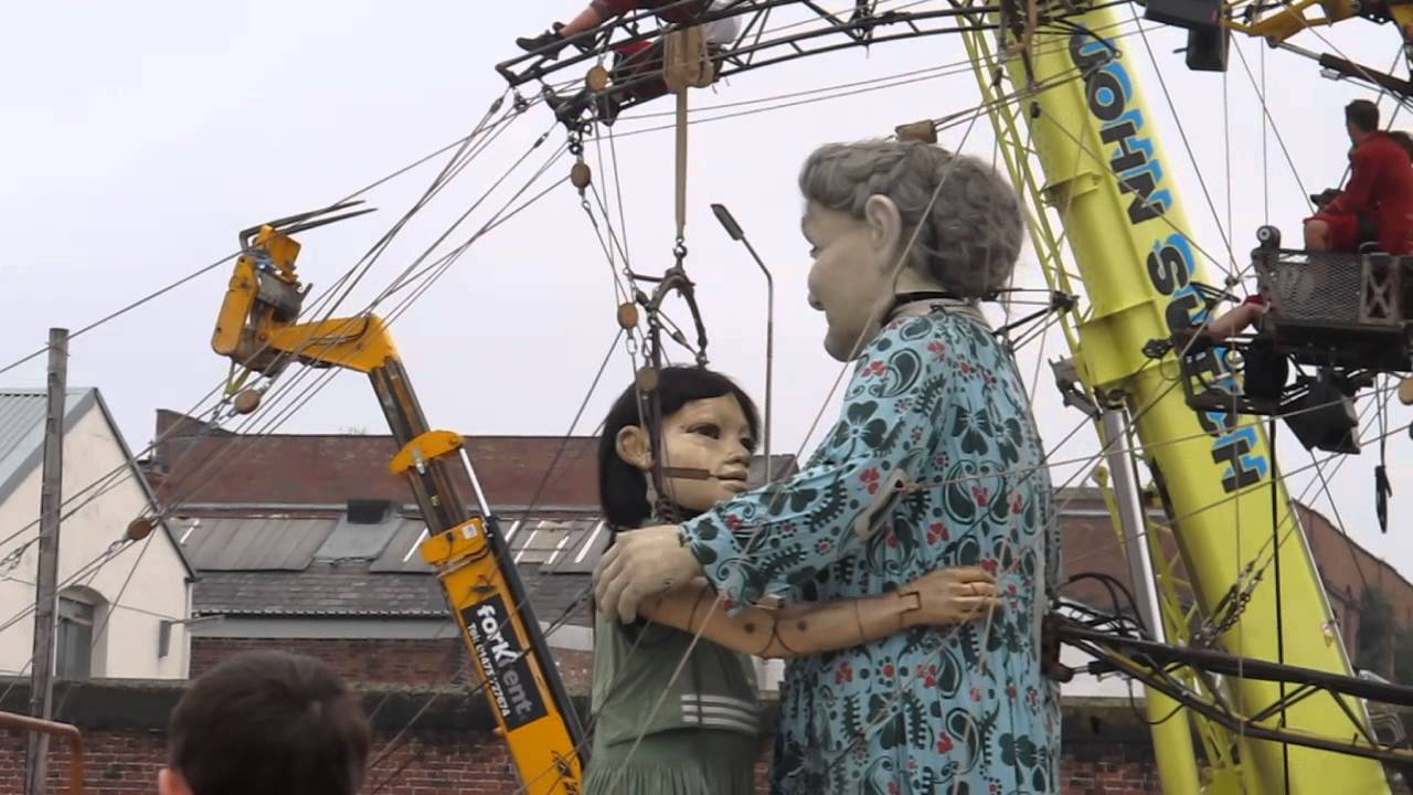 The Giant Spectacular - Dancing Giants - YouTube